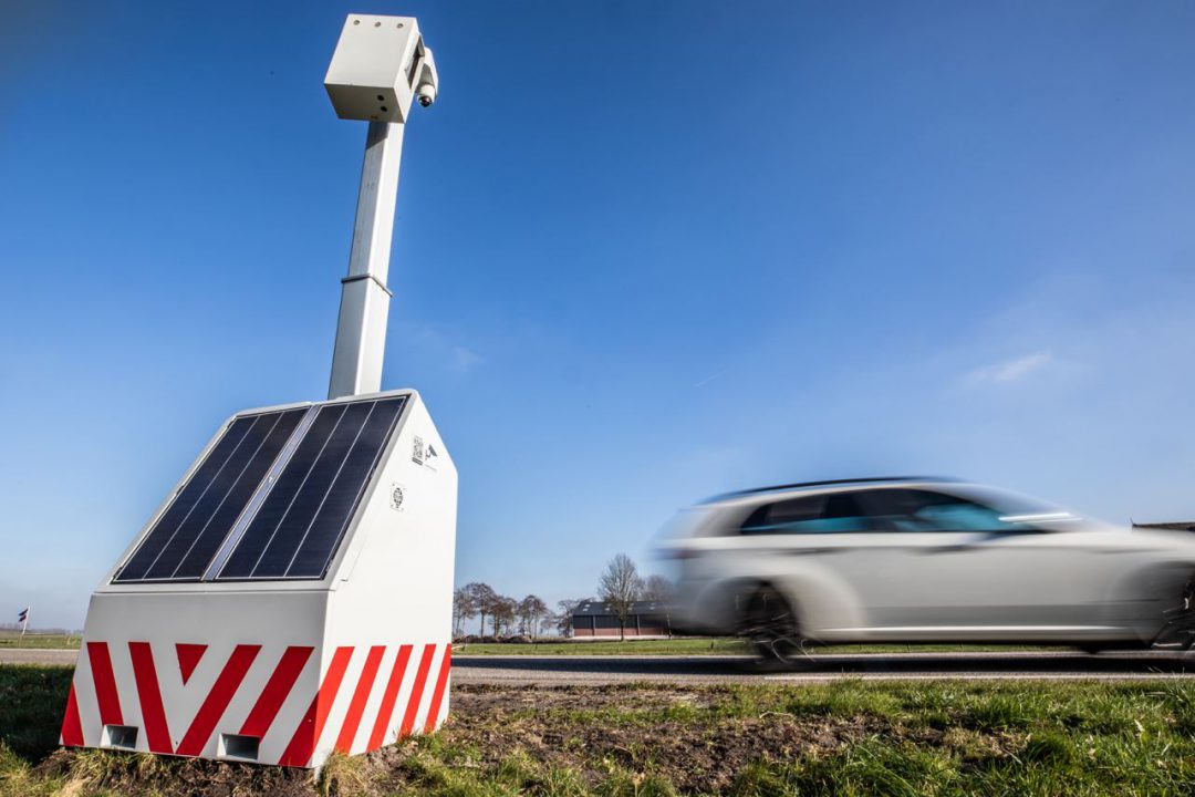 Twee mobiele flitspalen voor Fryslân: N355 bij Buitenpost en N358 bij Surhuizum op het oog - RTV ...
