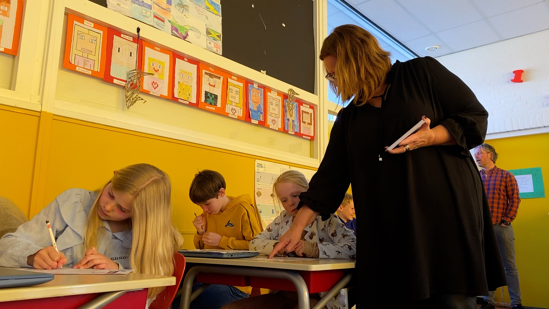 VIDEO: Staatssecretaris Aukje de Vries geeft les over de Week van het ...