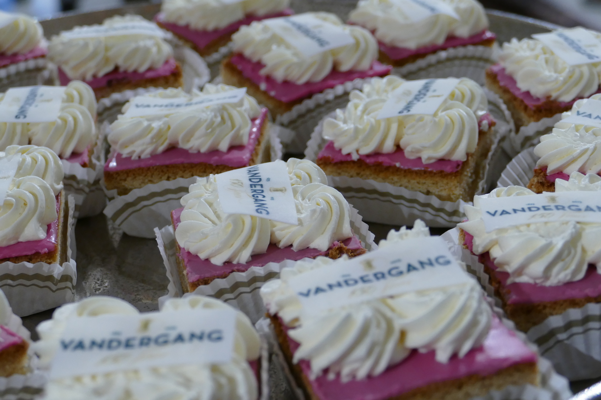 VIDEO: Van der Gang Dokkum 150 jaar: Gekroond tot Hofleverancier - RTV ...