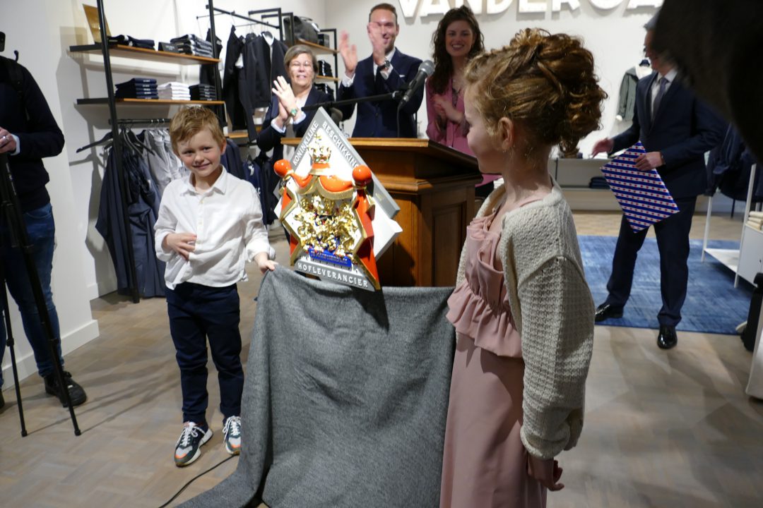 VIDEO: Van der Gang Dokkum 150 jaar: Gekroond tot Hofleverancier - RTV ...