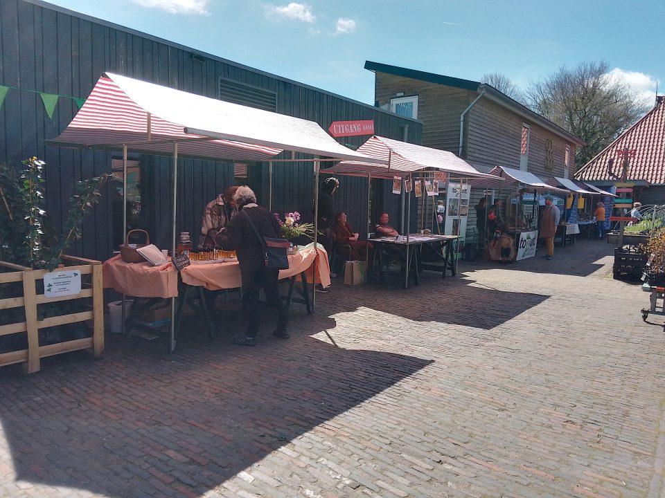Drukbezochte Plantenmarkt op De Kruidhof in Buitenpost - RTV NOF Nieuws