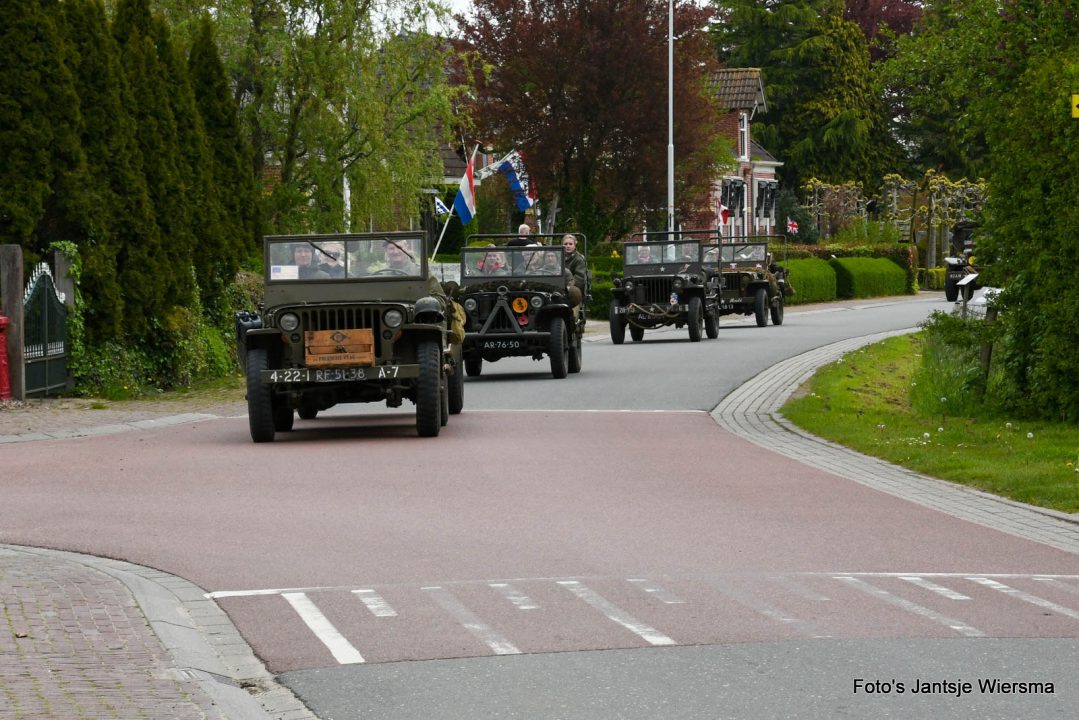 VIDEO: Optocht met 40 legervoertuigen door de regio - RTV NOF Nieuws