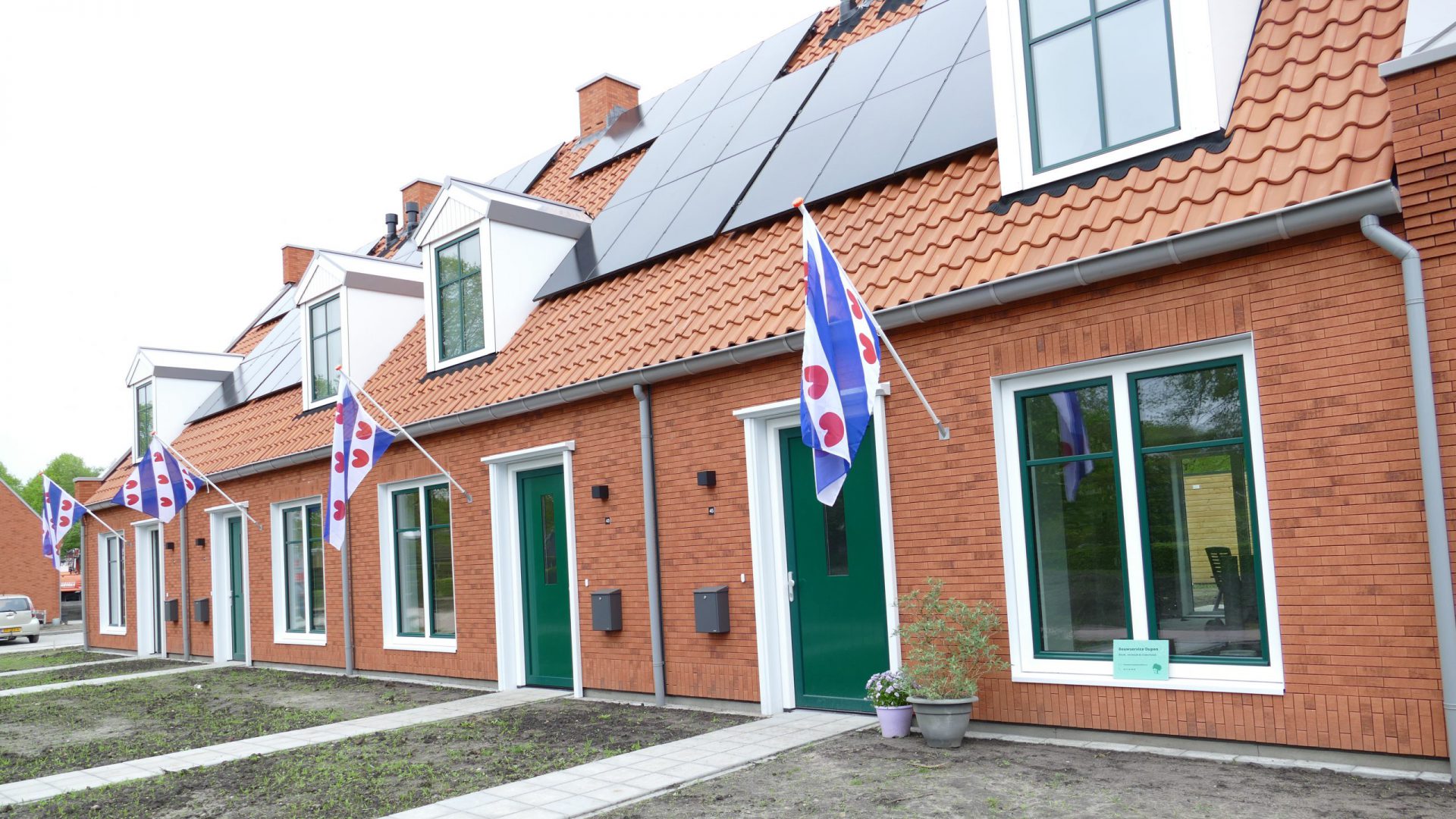 VIDEO: Nieuwe 'reade hûskes' in Mûnein: "It oansicht is in stik opknapt ...