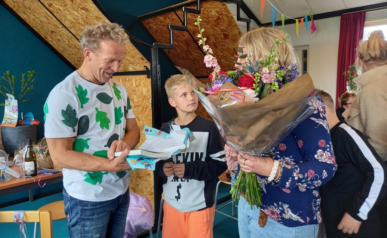 Feestelijk afscheid van meester Jan op CBS ’t Oegh - RTV NOF Nieuws