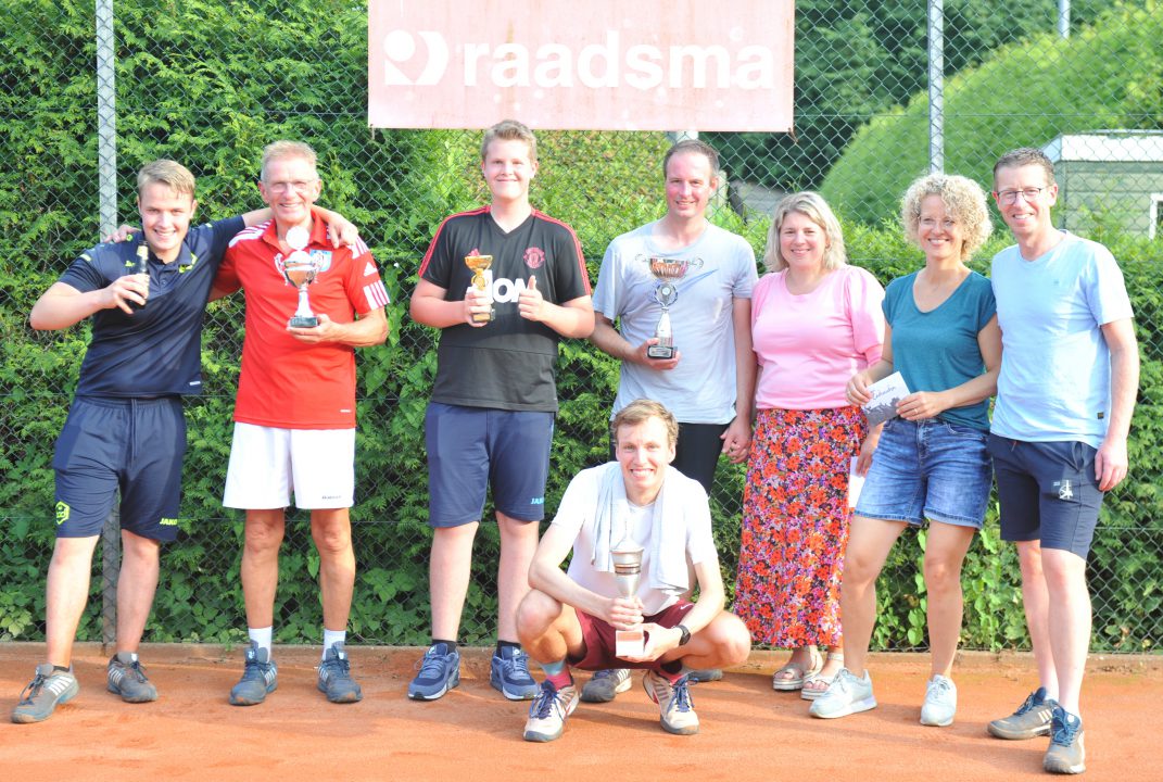Rob van der Kooi clubkampioen Tennis in Dokkum - RTV NOF Nieuws