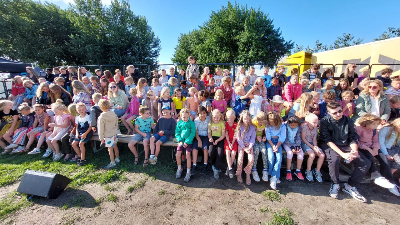 Bijzondere musical en afscheid groep 8 Dr. Theun de Vriesskoalle - RTV ...