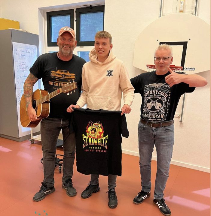 Bandleden Strawelte verrassen revaliderende Milan (16) met nummer - RTV NOF Nieuws