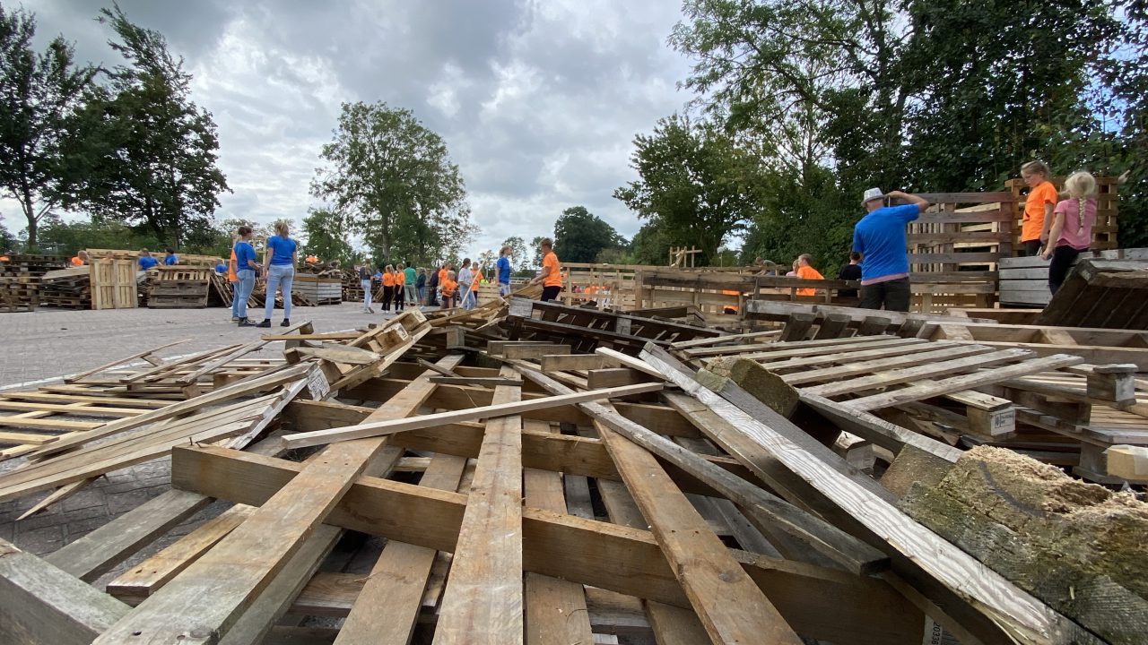 VIDEO: Hutten bouwen in landenthema tijdens Spikerdoarp: "Wy bouwe de ...