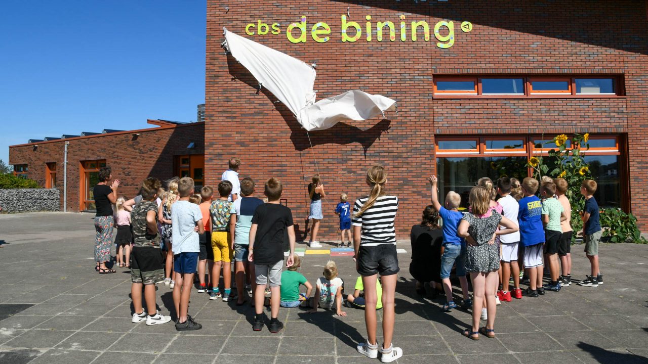 Schoolnaam CBS De Bining pronkt op gevel - RTV NOF Nieuws