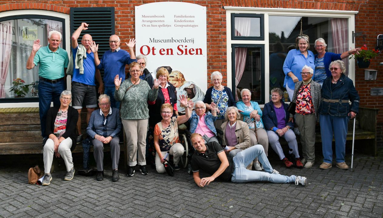 Senioren Westergeast Trieme naar Ot en Sien museum - RTV NOF Nieuws