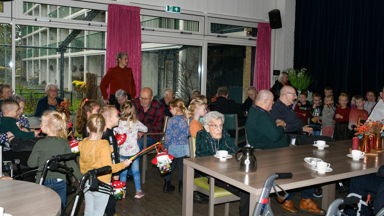 Kleuters van IBS’t Pompeblêd zongen St Maartenliedjes in Brugchelencamp ...