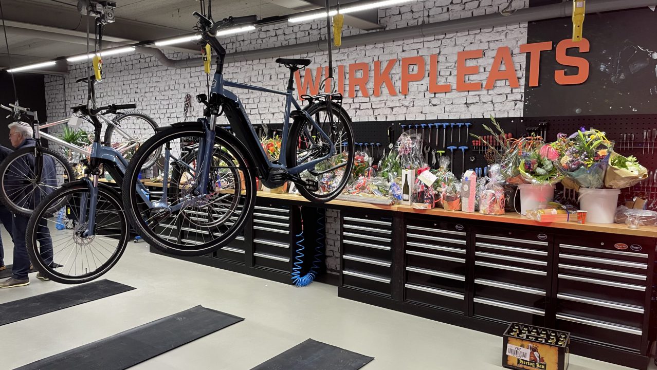 Fietswinkel Oebele Hoekstra opent deuren na transformatie - RTV NOF Nieuws