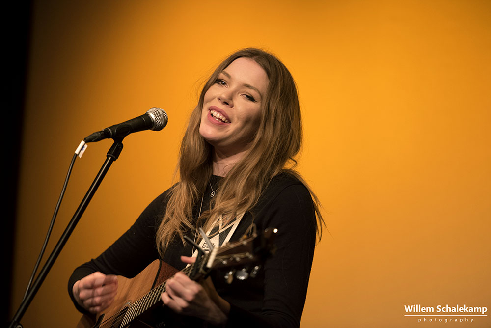 Rachel Croft mét band in het theater MFC It Spektrum in Burdaard - RTV ...