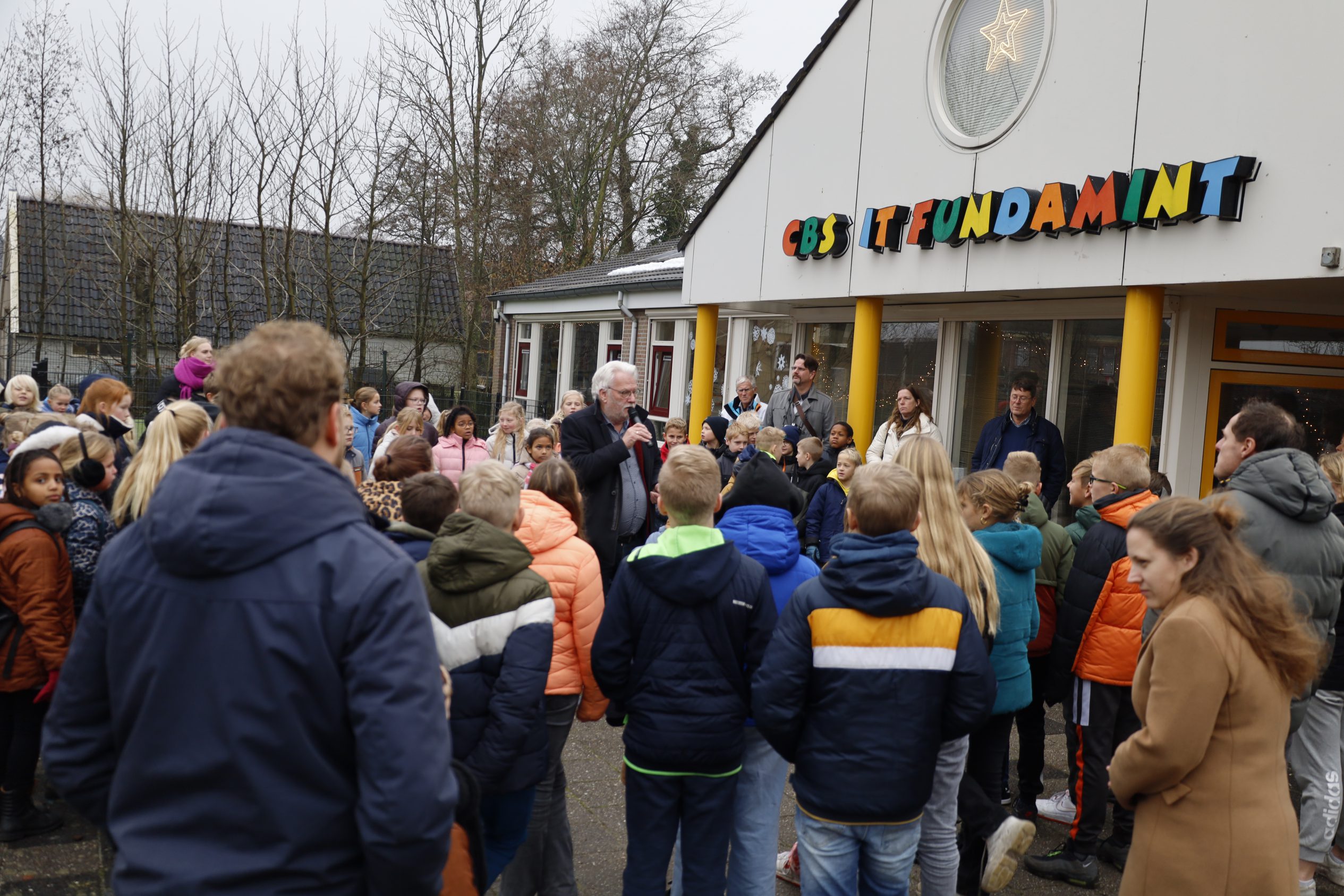 Feestelijke opening van de nieuwe rotonde in Hallum - RTV NOF Nieuws