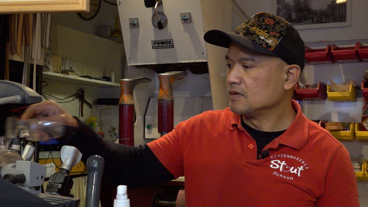 VIDEO: Schoenmaker Stout uit Burgum keert na 40 jaar terug naar ...