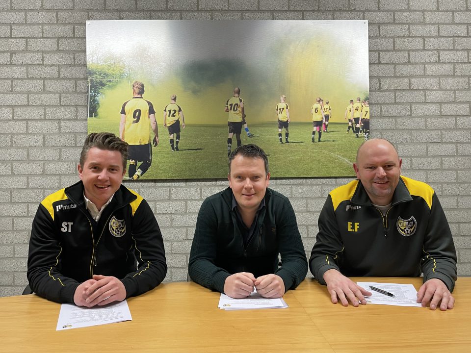 Hoofdtrainer Sander Terpstra en keeperstrainer Edwin Fennema tekenen ...