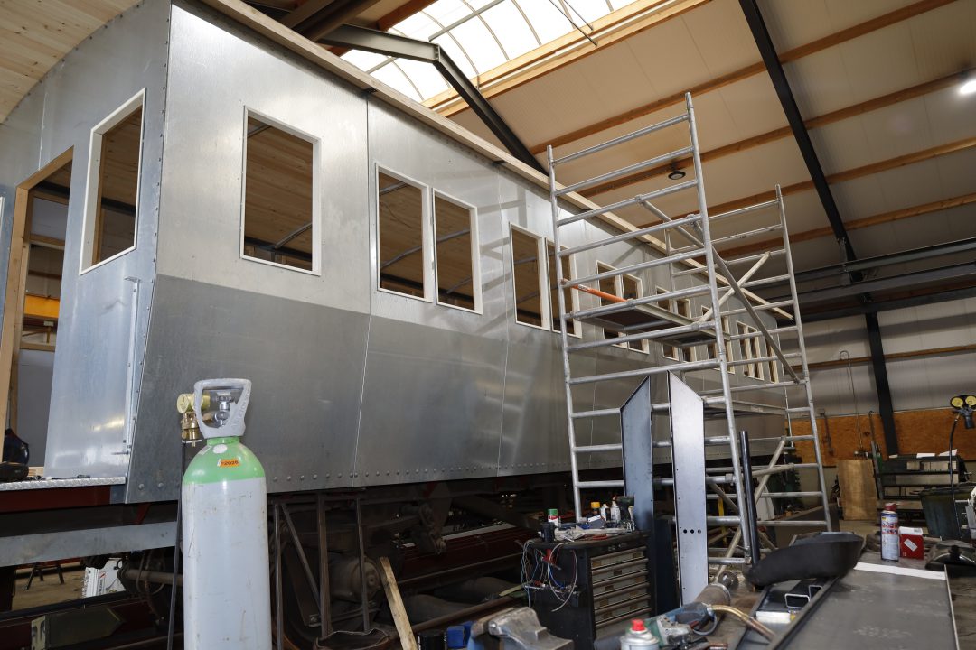 VIDEO: Replica Dokkumer Lokaeltsje op weg naar voormalig treinstation ...