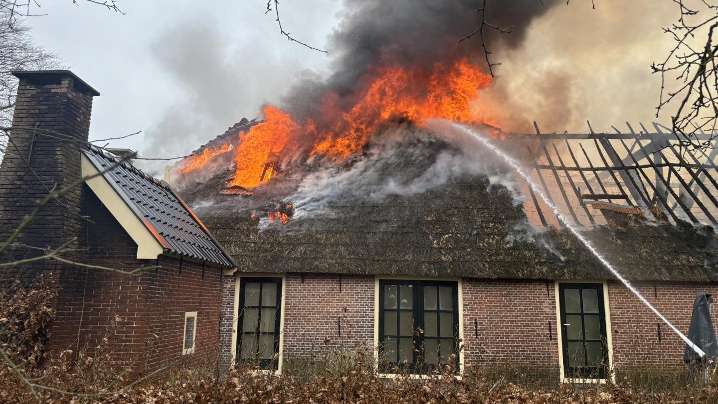 Brandweerploegen uit de regio naar grote brand Rottevalle - RTV NOF Nieuws