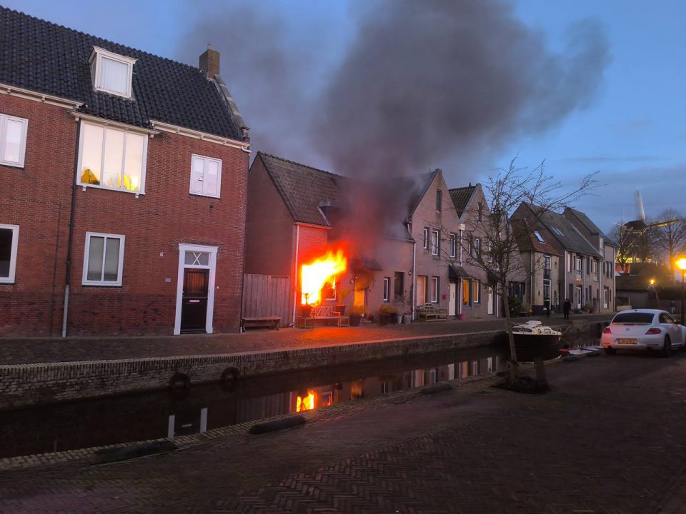 Uitslaande woningbrand in Dokkum, brandweer grootschalig ingezet - RTV ...