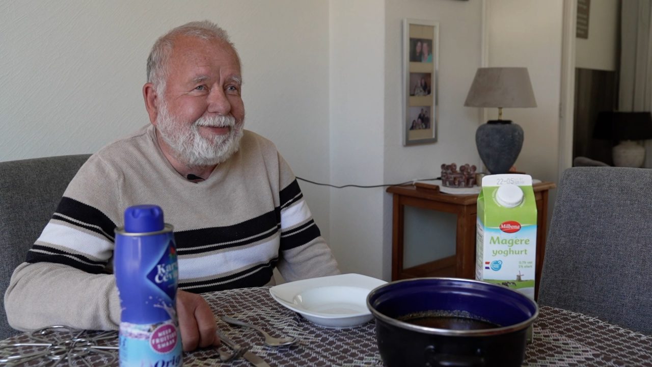 Koos eet al 65 jaar een speciale delicatesse: yoghurt, vlees en ranja ...